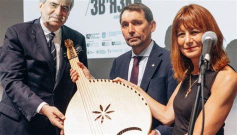 Національному музею музичних інструментів Італії передали українську бандуру Читайте на Ukr Net