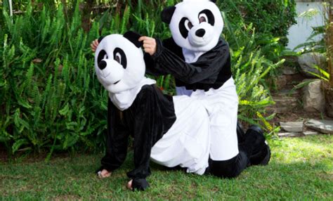 Así es la popular campaña de un sitio porno para salvar a los Pandas de la extinción