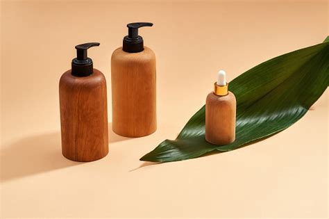 녹색 잎이있는 베이지 색 배경에 펌프와 드롭퍼가있는 액체 비누와 샴푸를위한 재사용 가능한 친환경 목재 병 0에 대한 스톡 사진 및 기타 이미지 Istock