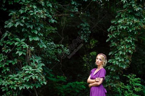 녹색 숲 배경으로 꽃다발을 들고 라일락 드레스에 금발 소녀 모델 사진 무료 다운로드 Lovepik