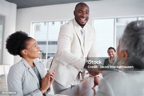 행복한 사업가 지원과 박수를 위한 회의 고용 또는 팀 온보딩을 위한 악수 및 성공 협업 악수 및 축하 승진 및 다양성 달성 25