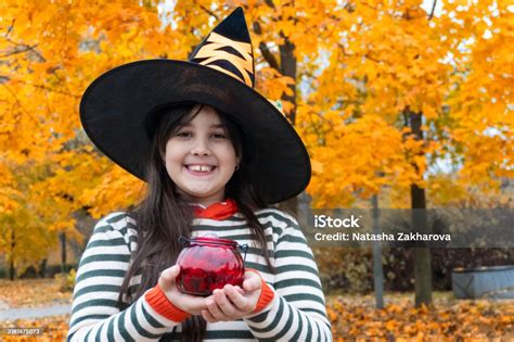 가을 공원에서 빨간 촛불 랜턴을 들고 마녀 모자를 쓴 소녀 10월에 대한 스톡 사진 및 기타 이미지 10월 가을 계절 Istock