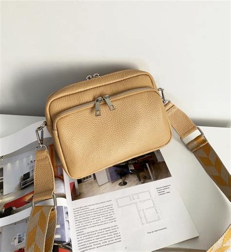 Жіноча бежева шкіряна сумка з широким ремнем італія — ціна 1690 грн у каталозі Крос боді Купити