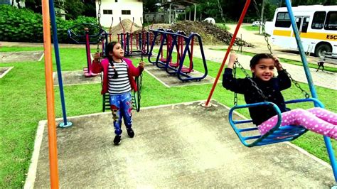 Brincando No Parquinho Com A Prima Youtube