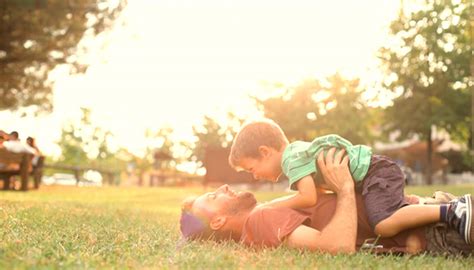 فوتیج کودک شاد در حال بازی با پدرش در پارک