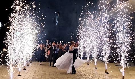 Холодный фонтан или пиротехнический фонтан — это наземный фейерверк ...