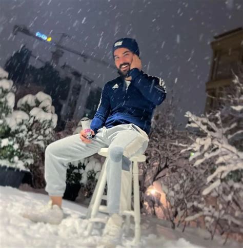 استایل زمستانی سینا مهراد در برف تهران این عکس سینا مهراد غوغا به پاکرد