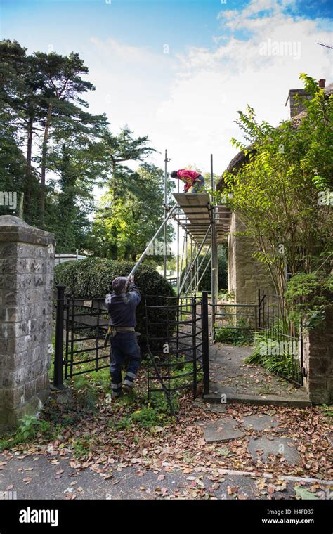 Scaffold Workers Erecting Scaffold Stock Photo Alamy