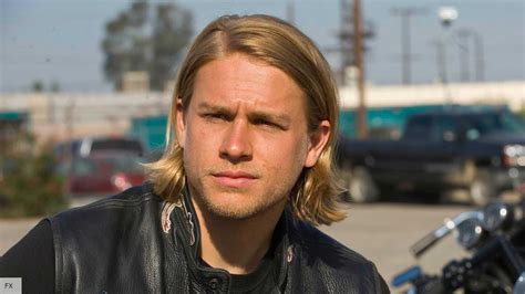 Charlie Hunnam Le Rebord