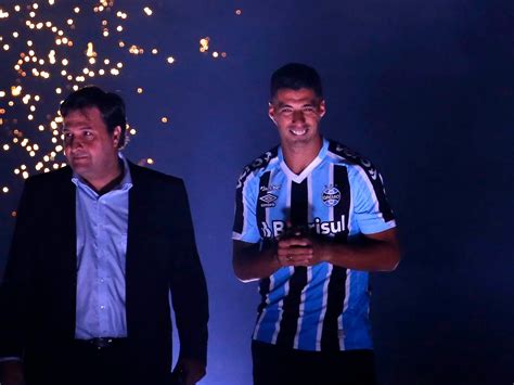 Espectacular Bienvenida A Luis Suárez En Gremio La Promesa A Los 60