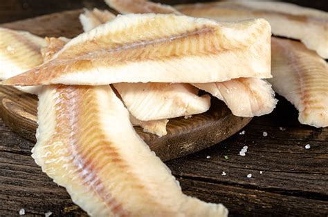 어두운 나무 판자 어두운 빛 상단 측면보기 주위에 골판지 플라스틱에 냉동 패키지에 빨간색과 흰색 물고기 필렛의 조각 열기 건강한 생활방식에 대한 스톡 사진 및 기타 이미지