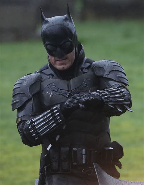 The Batman Set Photos Reveal Pattinsons Full Costume And Bat Bike
