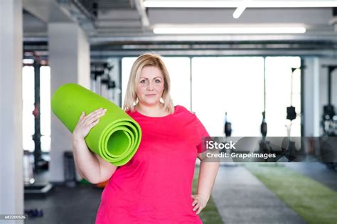매력적인과 체중 여자 큰 의학 공을 들고 현대 체육관에서 T 셔츠에 대한 스톡 사진 및 기타 이미지 T 셔츠 건강한 생활방식 공 스포츠 장비 Istock