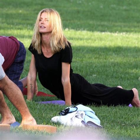 Heidi Klum Haciendo Yoga En Un Parque De Nueva York Heidi Klum Una
