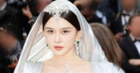 노출 금지 칸영화제 레드카펫 퇴장 中여배우의상 보니 ★할리우드