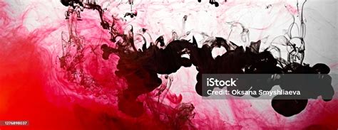 흰색으로 분리된 움직임에 물에 빨간색과 검은색 잉크의 클로즈업 수중을 소용돌이치는 잉크â 컬러 추상 연기 폭발 효과 복사 공간이 있는 추상적인 배경입니다 다중 노출에 대한