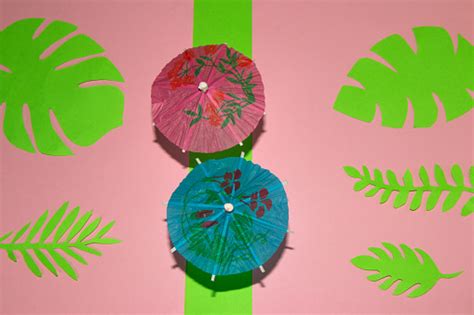 두 우산의 한가운데에 녹색 정글 열대 잎이있는 분홍색 녹색 트렌디 한 벽지 창조적 인 여름 디자인 평평한 누워 개체 그룹에 대한