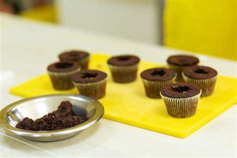 달콤한 크림초콜릿 컵케이크를 만드는 과정 전문 페이스트리 셰프의 케이크 만들기 가정 주방에 대한 스톡 사진 및 기타 이미지 가정 주방 가정의 방 공휴일 Istock