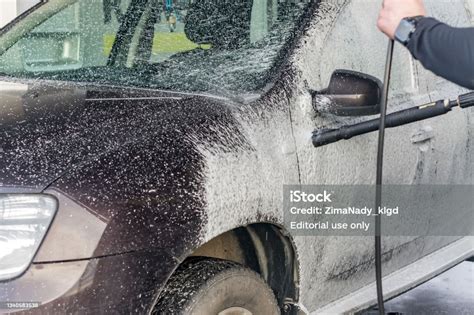 세차장에서 의 Suv 한 남자가 만지지 않는 세차장에서 차를 씻는다 그의 갈색 르노 자동차를 세척 교통수단에 대한 스톡 사진 및 기타 이미지 Istock
