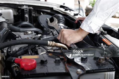 자동차 후드 모터의 엔진을 수리 렌치 자동차 정비사 남자의 손 보험 개념입니다 개선에 대한 스톡 사진 및 기타 이미지 개선
