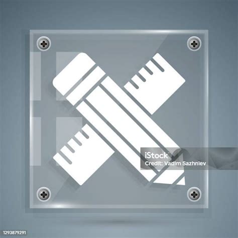 회색 배경에 격리 된 흰색 교차 눈금자와 연필 아이콘 스트레이트 엣지 기호입니다 드로잉 및 교육 도구 정사각형 유리 패널 벡터 교육에 대한 스톡 벡터 아트 및 기타 이미지