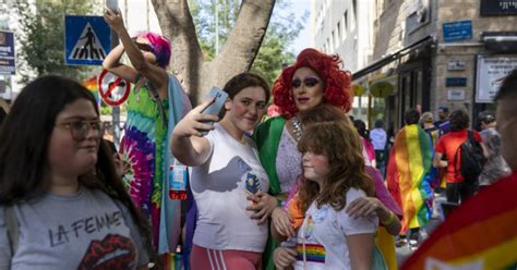 셀카 찍는 이스라엘 게이 퍼레이드 참가자들