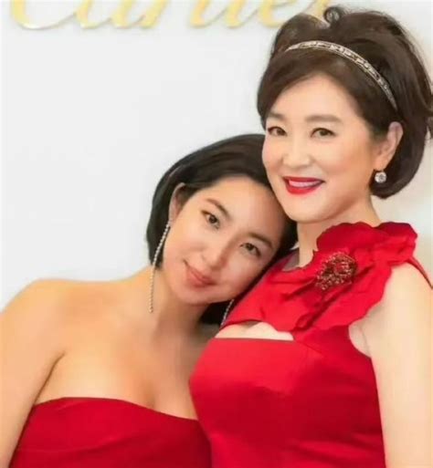 林青霞携29岁女儿罕亮相，可惜富豪老公基因太强大！五官一般但气质像妈妈