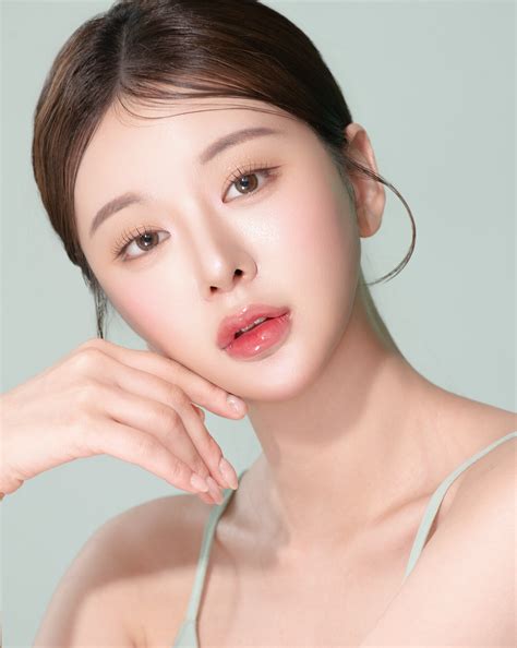 미러 바이 미 강남프로필 스튜디오｜뷰티프로필｜배우프로필 색다른 느낌의 스킨뷰티 컨셉 하이라이트펄로 피부표현을 강조한 도우인 메이크업 🖤 Instagram