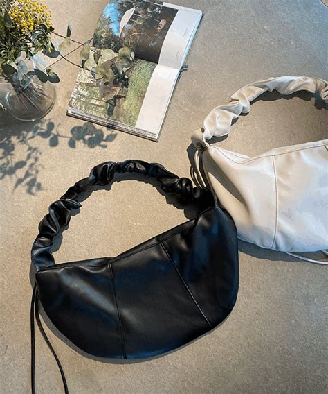 달랩 Season2 크로와상 셔링 호보백 반달 크로스 어깨끈 물결 투웨이 아이패드 숄더백 2color 에이블리