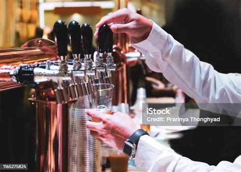 바텐더가 바에서 생맥주를 붓고 바만은 레스토랑이나 펍에서 서빙하는 생맥주 를 붓는 생맥주 에 손을 얹습니다 가뭄에 대한 스톡 사진 및 기타 이미지 Istock