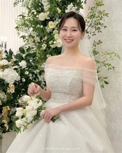 뷰티진동희 청담점 메이크업 효준실장 투명한 광택감이 너무나 잘 어울리셨던 유리신부님🍎 반짝이는 물광 피부에 크림 블러셔로 광택감 살려주고 촉촉하게 물드는 물빛 틴트로 광