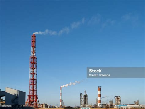 산업 풍경 카피 스페이스와 푸른 하늘 화창한 날에 굴뚝 장치 장비 및 석유 화학 공장의 통신 환경 오염 과 자연 보존의 개념 0명에 대한 스톡 사진 및 기타 이미지 Istock