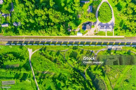 마차 철도철도가 있는 철도 소형 화물 기차역의 공중 전경 중공업 환경 공중 뷰에 대한 스톡 사진 및 기타 이미지 공중 뷰