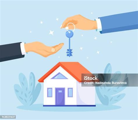 새 집을 구입 구매자에게 홈 키 체인을주는 부동산 에이전트 사람들은 부동산 부동산에 돈을 투자합니다 주택 대출 임대 모기지 거래 판매 판매자가 고객에게 홈 키를 제공합니다