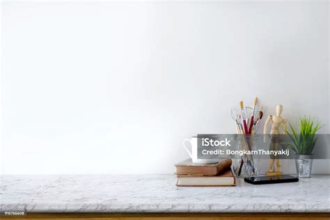 창의적인 도구 빈티지도 서와 커피잔 예술가 또는 디자이너 책상의 전면 보기 제품 디스플레이 몽타주에 대 한 공간을 복사 합니다 개념에 대한 스톡 사진 및 기타 이미지