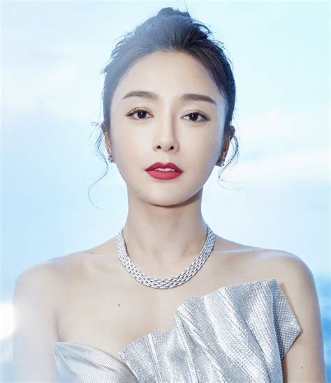 红遍海外，秦岚亮相某海外红毯，性感优雅美如画，粉丝尖叫不断！造型