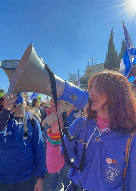 מחזקים אני בת חן בת 16 מתנועת ״השומר הצעיר״ אני נמצאת