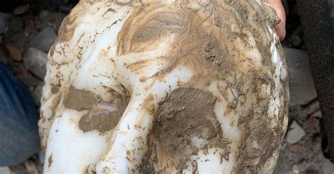 진흙 속 미의 여신아프로디테 얼굴 조각상 로마 공사장서 발굴