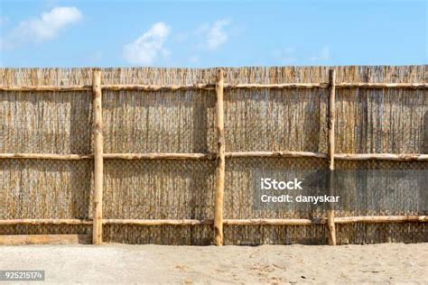 나무와 대나무에 분배기 구조는 모래에 심 었습니다 빈 공간을 삽입할 작성 평화와 휴식의 느낌입니다 울타리에 대한 스톡 사진 및 기타 이미지 Istock