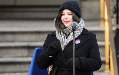 Nyc Mayor Inauguration Lucy Dacus Performs “bread And Roses” Memesita