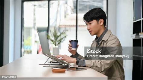 잘 생긴 아시아 남성 프로그래머 또는 커피 숍에서 원격 작업 프리랜서 그래픽 디자이너 25 29세에 대한 스톡 사진 및 기타 이미지 25 29세 그래픽 디자이너