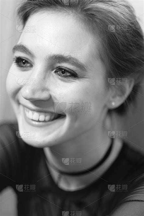 一个漂亮的年轻女孩的黑白肖像，穿着黑色的裙子和条纹衬衫，脖子上戴着颈环。