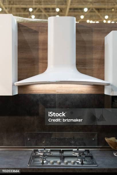 현대 부엌에서 유도 세라믹 요리 난로 위에 흰색 배기 후드의 수직 사진 부엌에 대한 스톡 사진 및 기타 이미지 부엌 후드 티 모자 스토브 Istock
