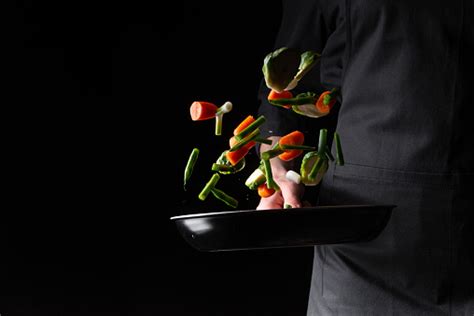 디자인 레시피 북 메뉴 레스토랑 또는 호텔 간판 요리 미식에 대한 검은 배경에 팬 아시아 요리에 야채를 준비 요리사 고급 요리에