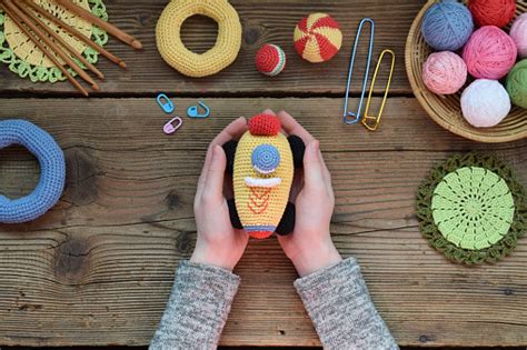 컬러 크로 셰 뜨개질 레이싱 자동차 만들기 기계 기술과 색상을 배울 수 있는 아기와 유아를 위한 장난감 테이블 스레드 바늘 훅 면 실에 수 제 공예품 Diy 개념입니다