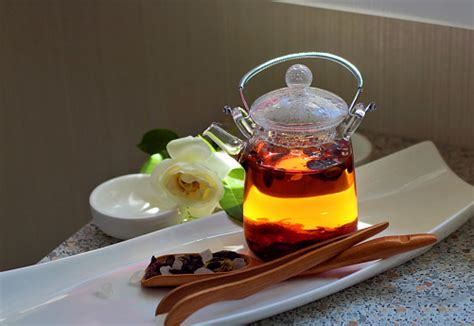 유리 찻주전자에 뜨거운 향기로운 과일 티입니다 전통 차를 마시고 밝은 배경에 중국 차 도구 차를 마 시의 개념입니다 라이프