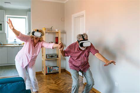 가상 현실 안경으로 재미를 가진 노인 성숙한 커플 새로운 Vr 헤드셋을 사용하는 노인 활동적인 노인의 개념과 새로운 기술과의 상호 작용 2명에 대한 스톡 사진 및 기타