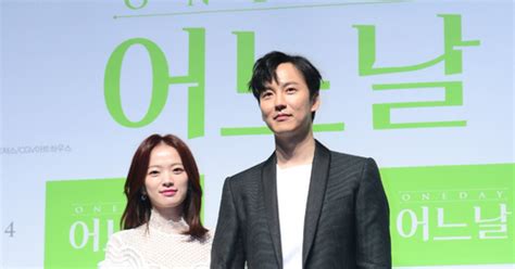 포즈 취하는 천우희 김남길