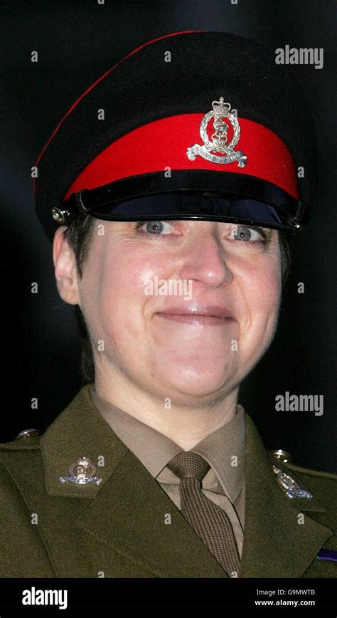 Der Erste Weibliche Yeoman Warder Beefeater Fotos Und Bildmaterial In