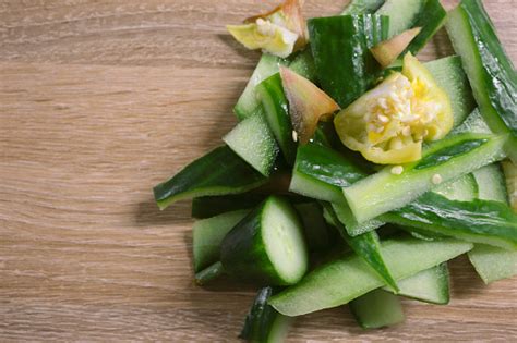 복사 공간으로 퇴비화하기위한 유기 야채 스크랩 나무 배경에 샐러드를 요리 한 후 음식물 쓰레기 폐기물 제로 개념 및 분류 가정 생활에 대한 스톡 사진 및 기타 이미지